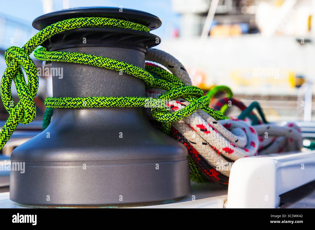 Winch mechanism for tightening the ropes on a sailing yacht with ropes ...
