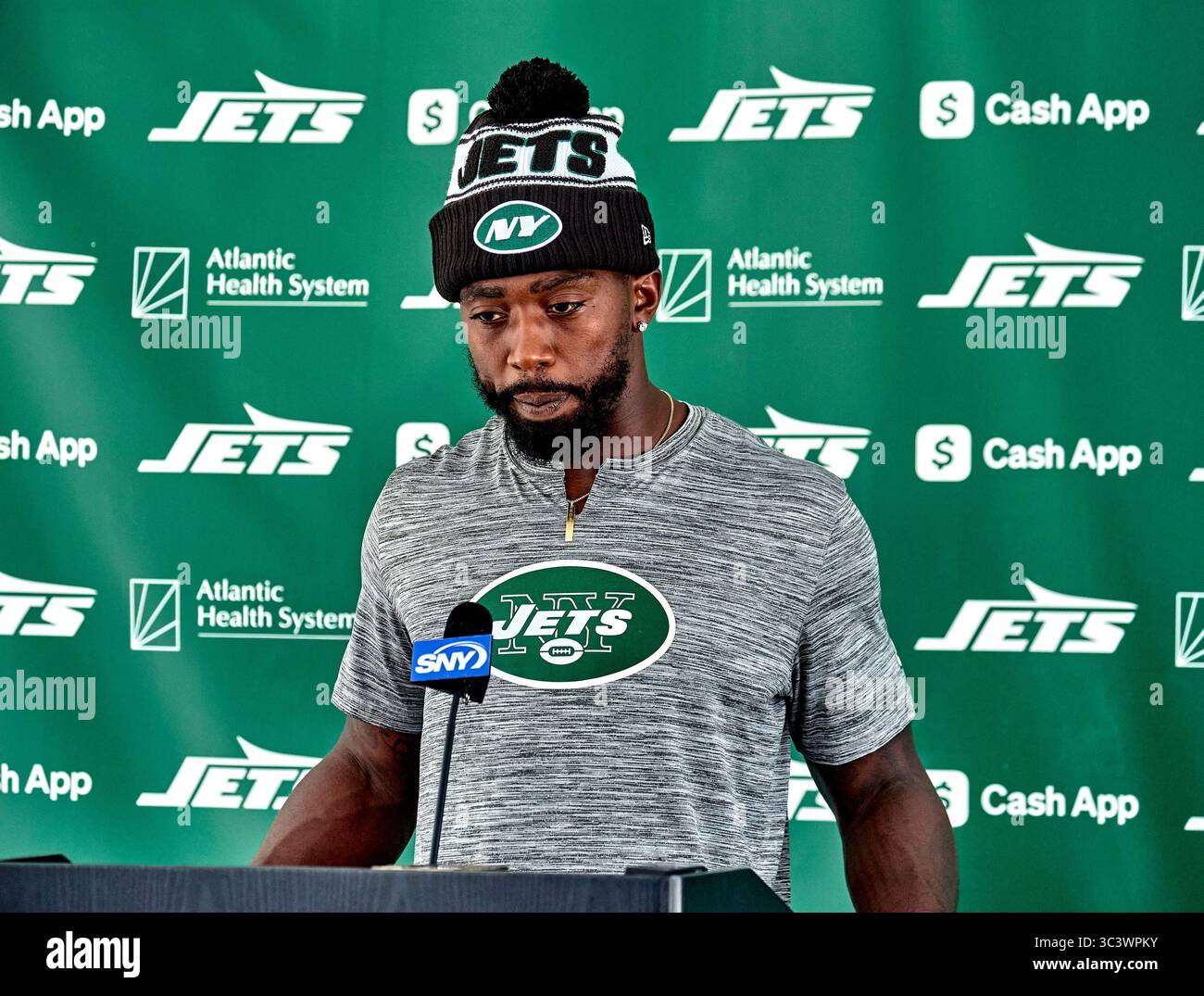 New York Jets quarterback Tyrod Taylor (2) talks with media during ...