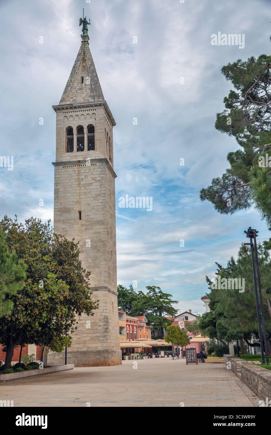 Tall and imposing medieval stone tower hi-res stock photography and ...