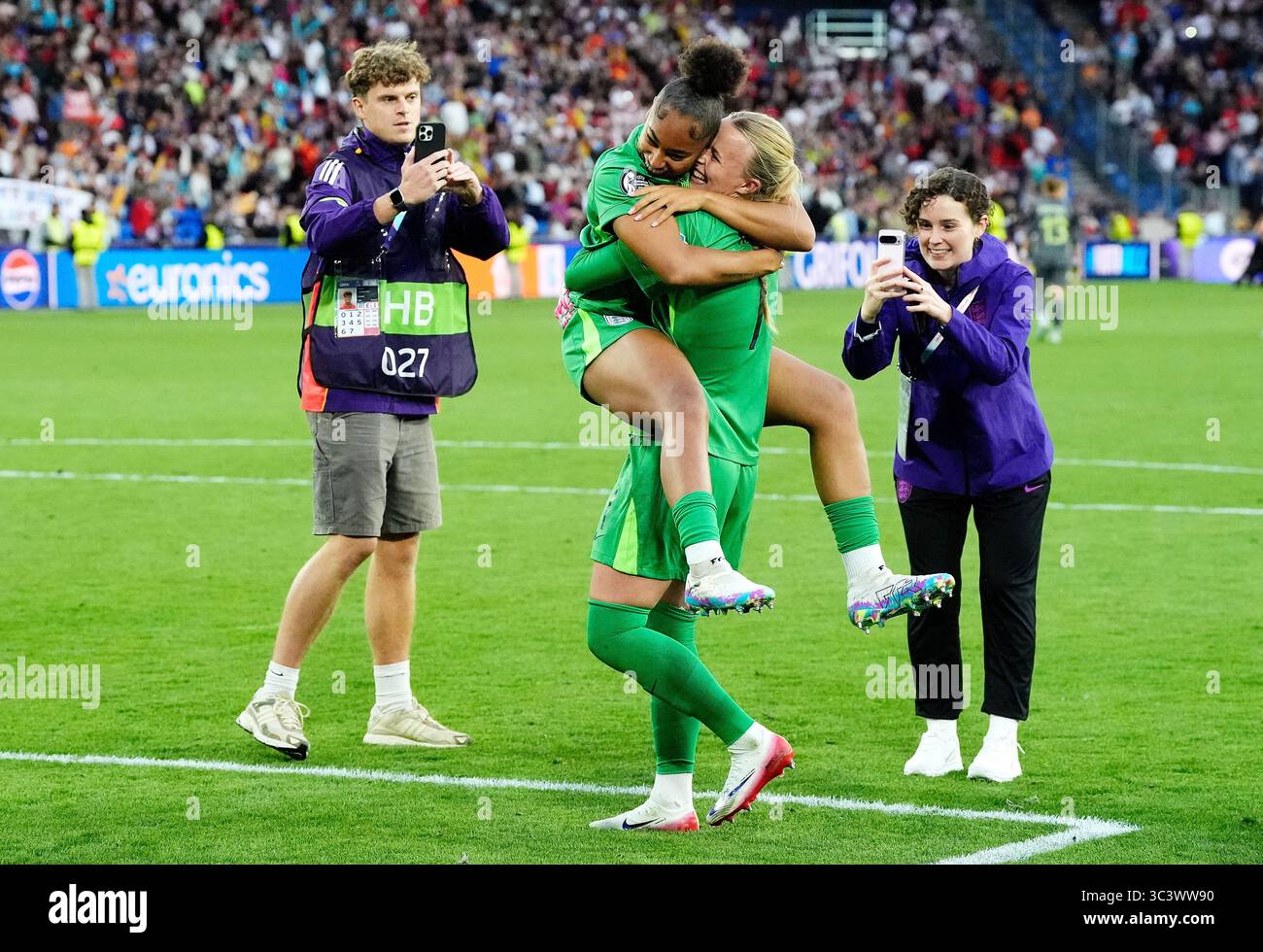England goalkeeper Hannah Hampton and goalkeeper Khiara Keating ...