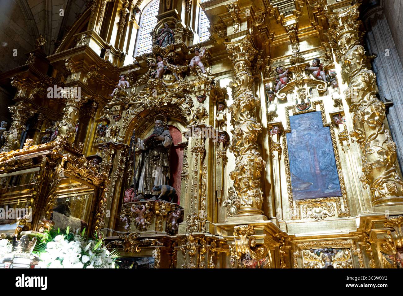 Golden altar intricate carvings hi-res stock photography and images - Alamy