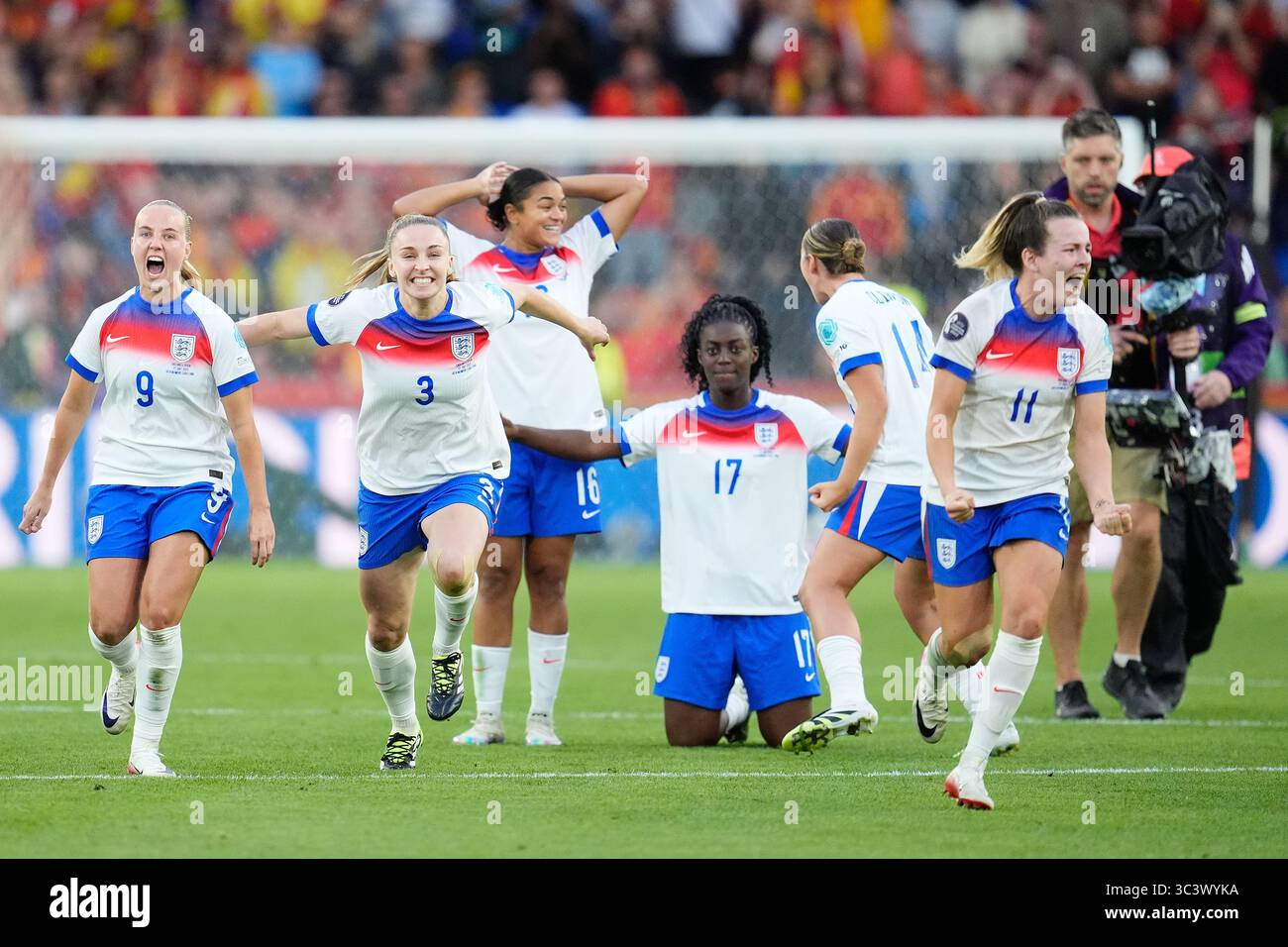 (left to right) England's Beth Mead, Niamh Charles, Jess Carter ...