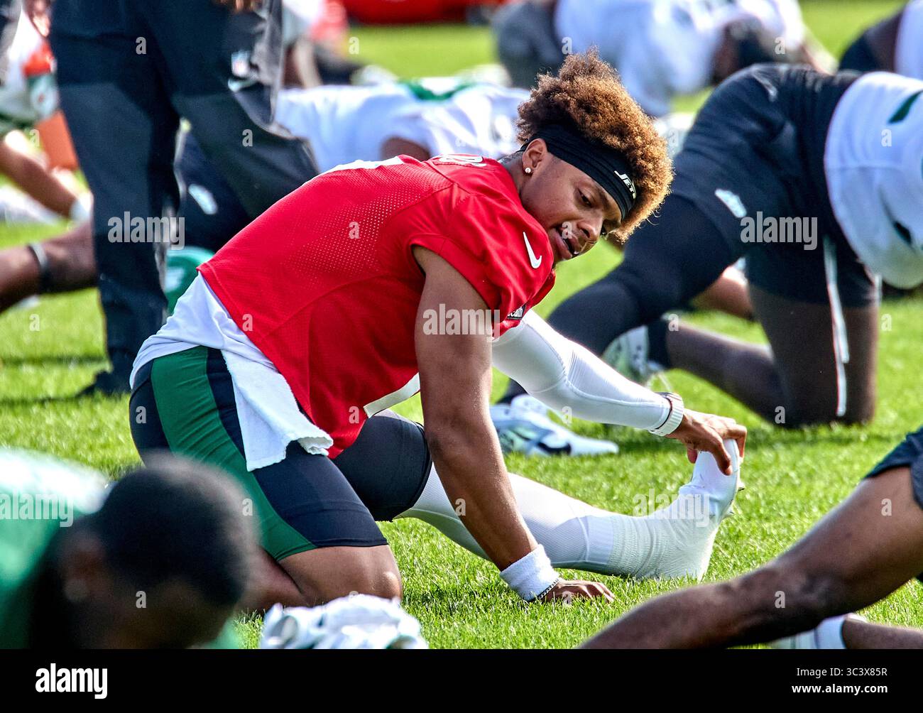 New York Jets quarterback Justin Fields (7) stretches during training ...