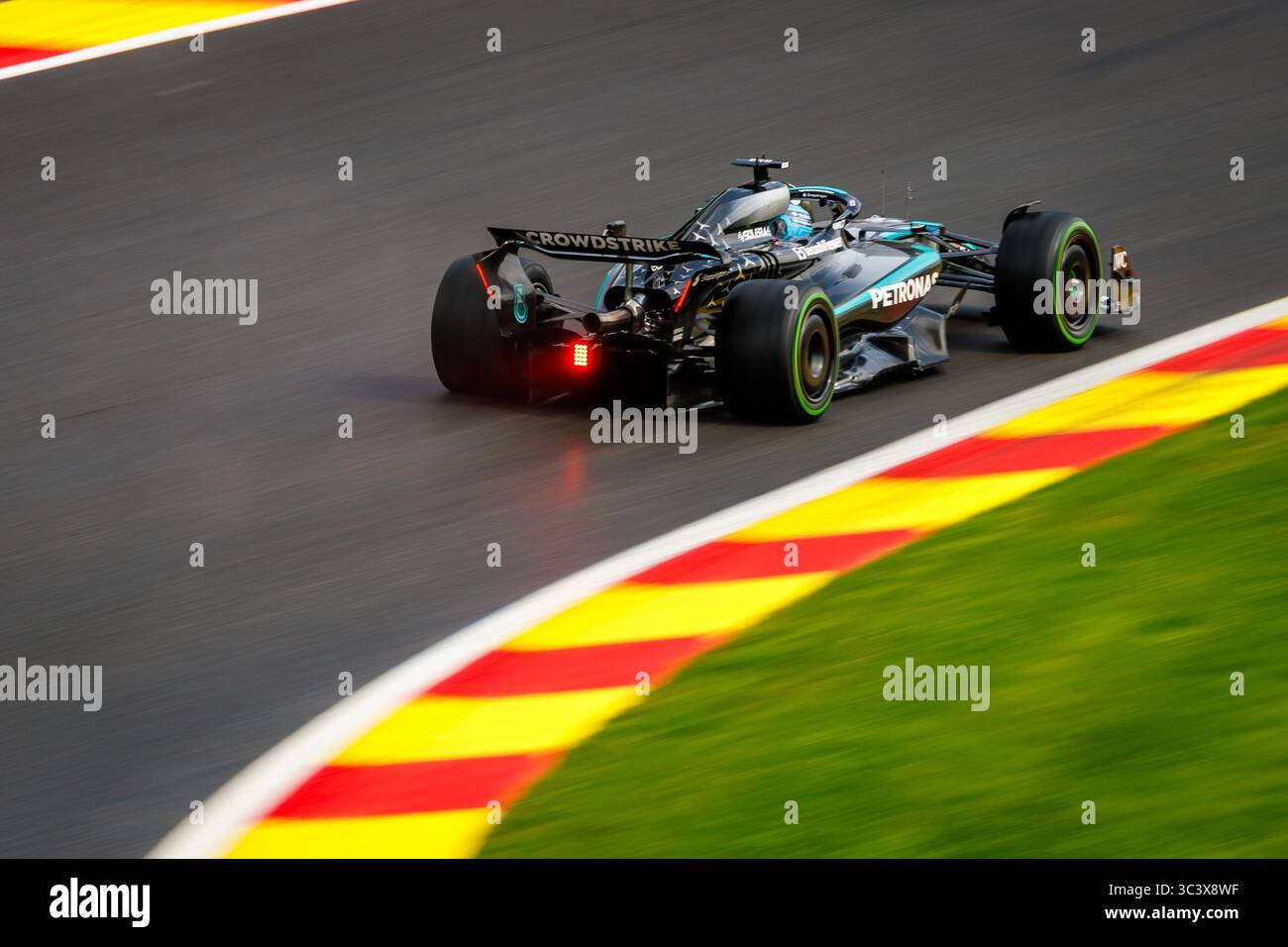 George Russell (Mercedes AMG Petronas Formula One Team, #63) mit seinem ...