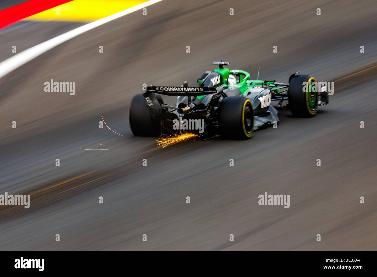 Nico Huelkenberg (Stake F1 Team Kick Sauber, #27) mit seinem Auto auf ...