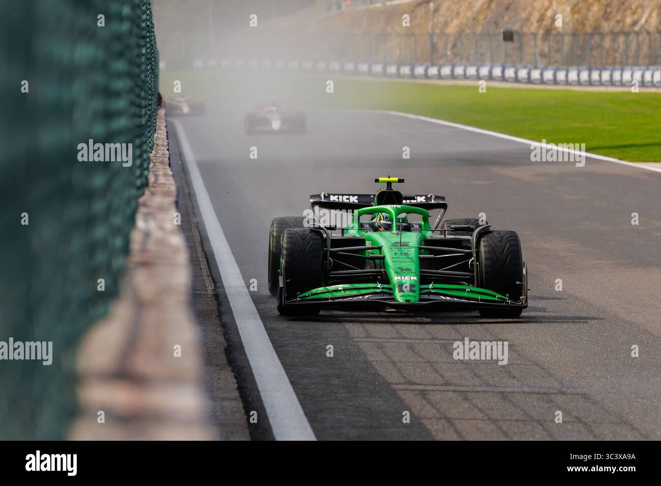 Gabriel Bortoletto (Stake F1 Team Kick Sauber, #5) mit seinem Auto auf ...