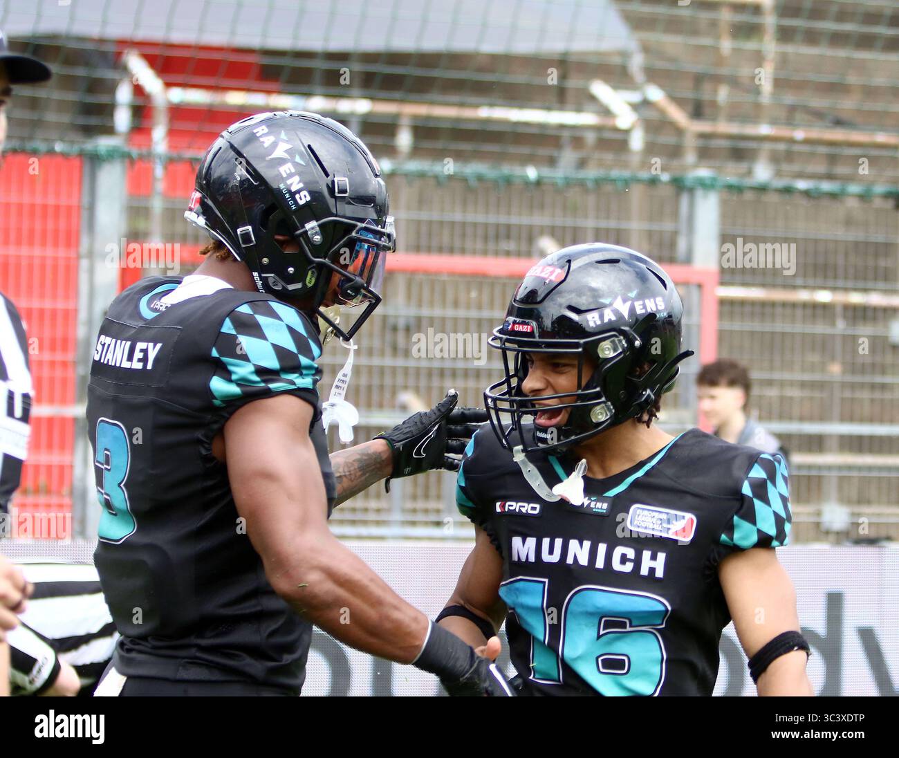 Unterhaching, Deutschland. 27th July, 2025. von links Malik STANLEY ...
