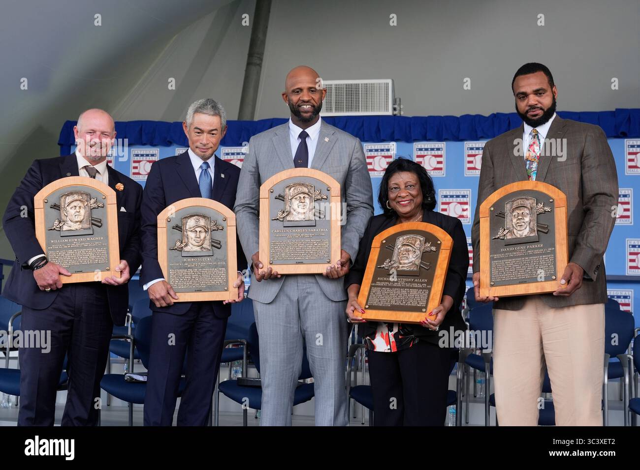 Baseball Hall of Fame inductees Billy Wagner, left, Ichiro Suzuki ...