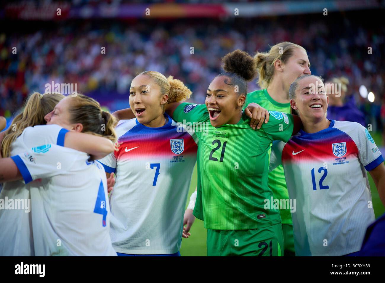 Lauren James (7; England), Khiara Keating (21; England) und Maya Le ...