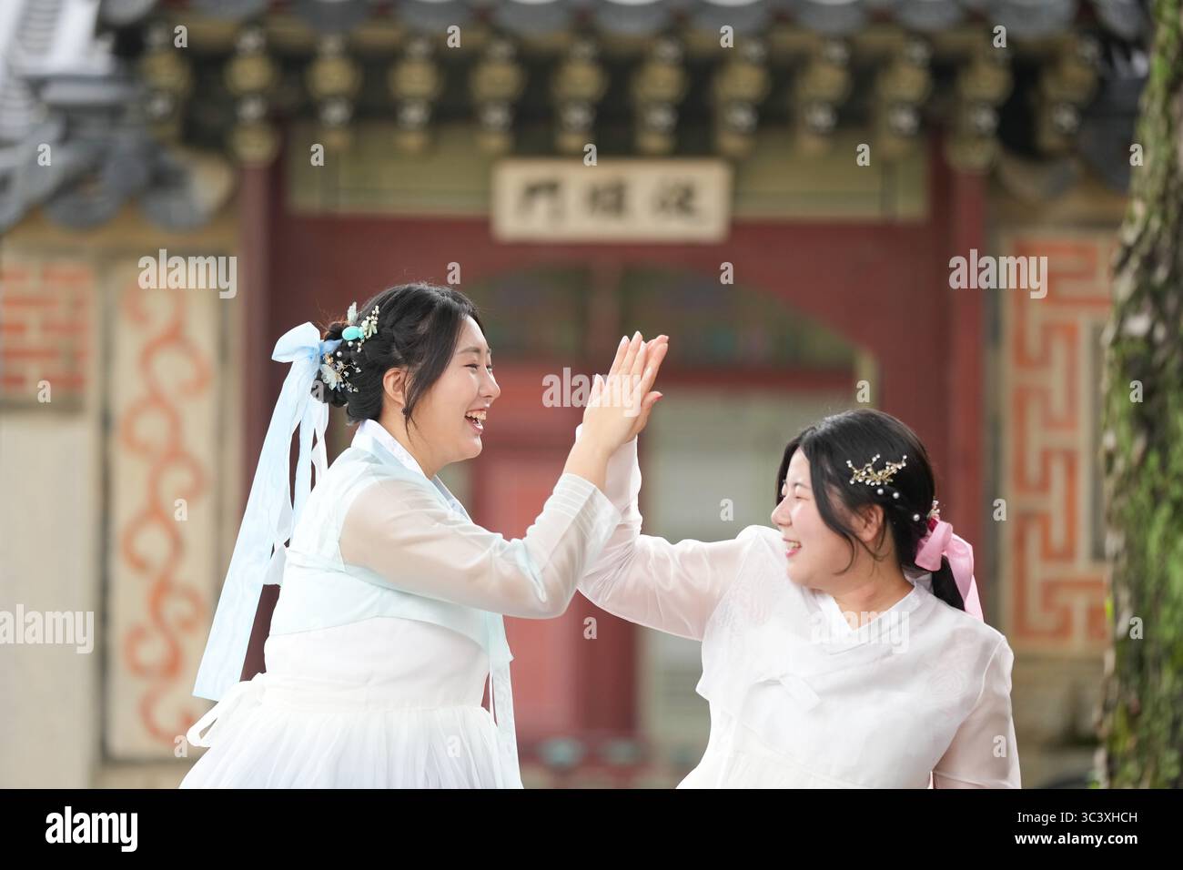 Two young women wearing red and pink hi-res stock photography and ...