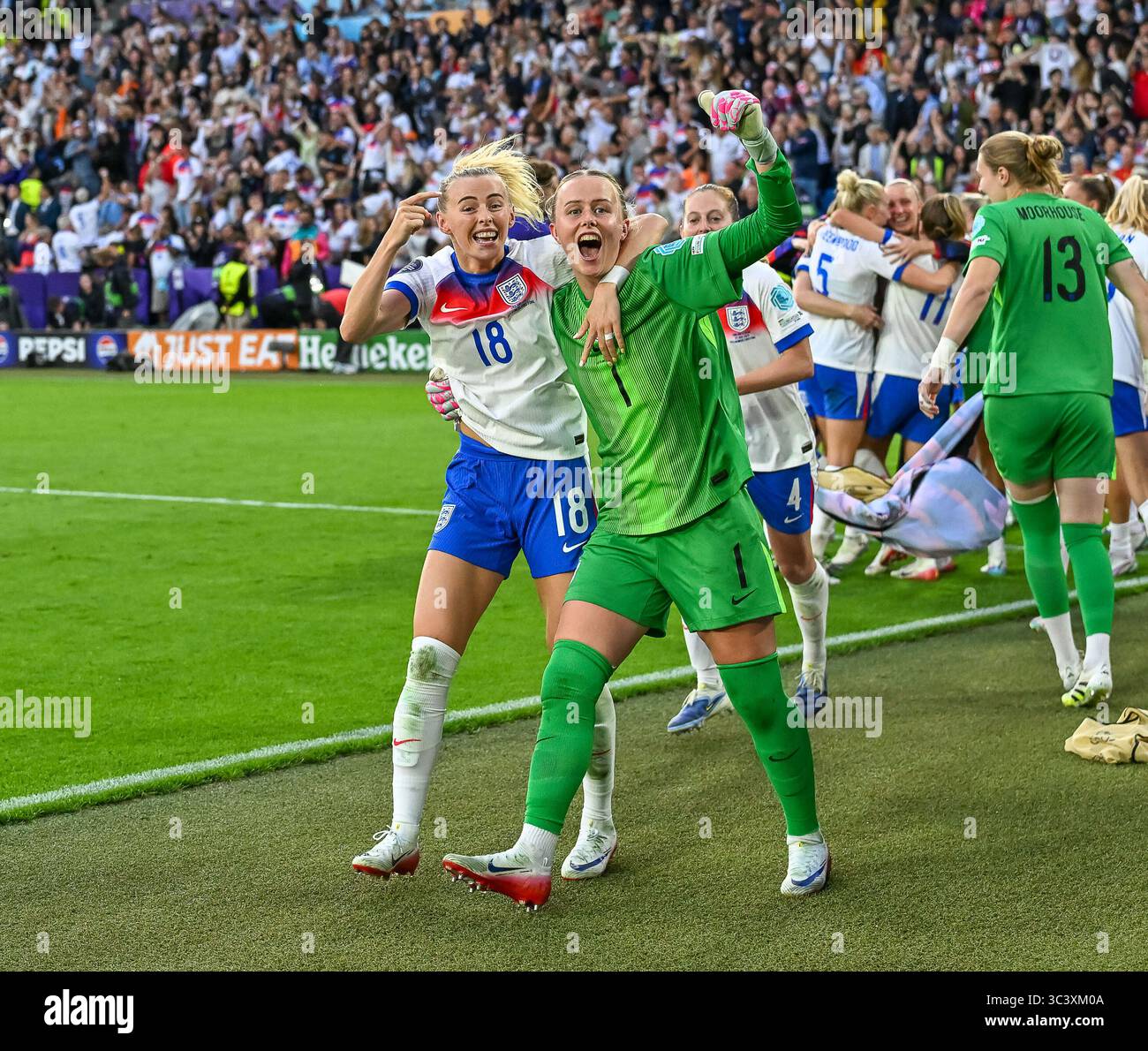 Chloe Kelly (England, #18), Hannah Hampton (England, #01) feiern vor ...