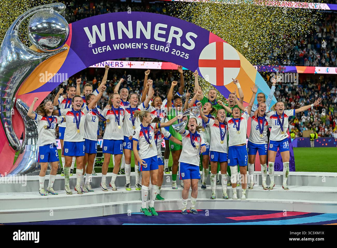 England feiert den EM-Titel, Khiara Keating (England, #21) un Ella ...