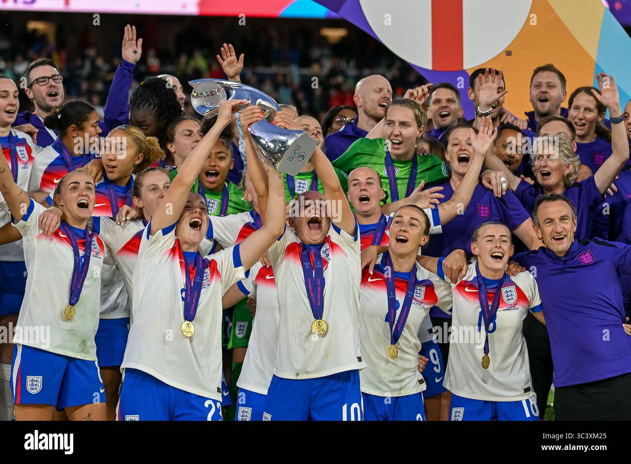 England feiert den EM-Titel, Khiara Keating (England, #21) un Ella ...