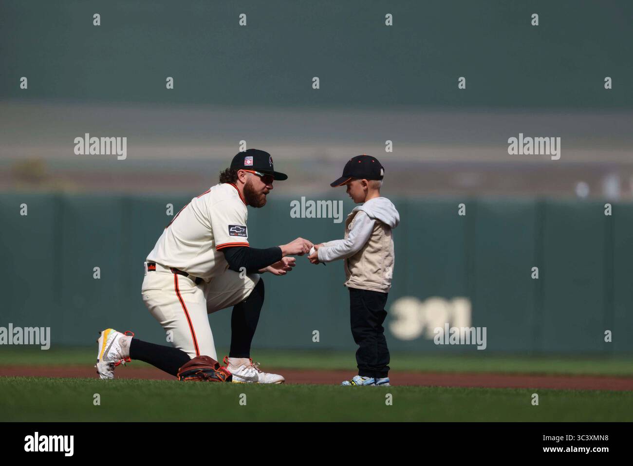 San Francisco Giants second baseman Brett Wisely signs an autograph ...
