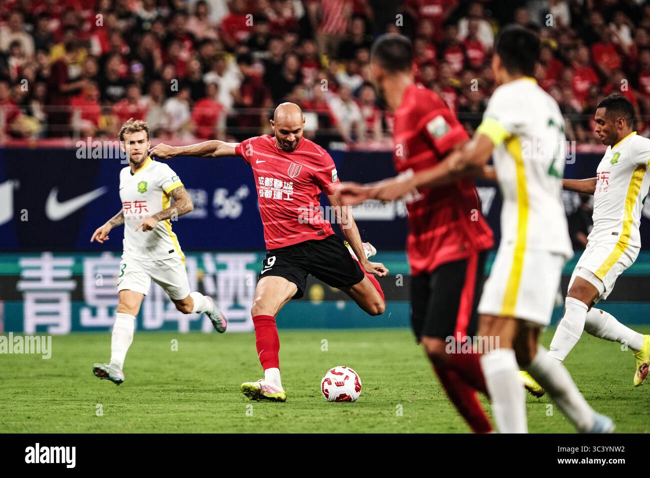 Chengdu Rongcheng Football Club defeated Beijing Guoan Football Club ...