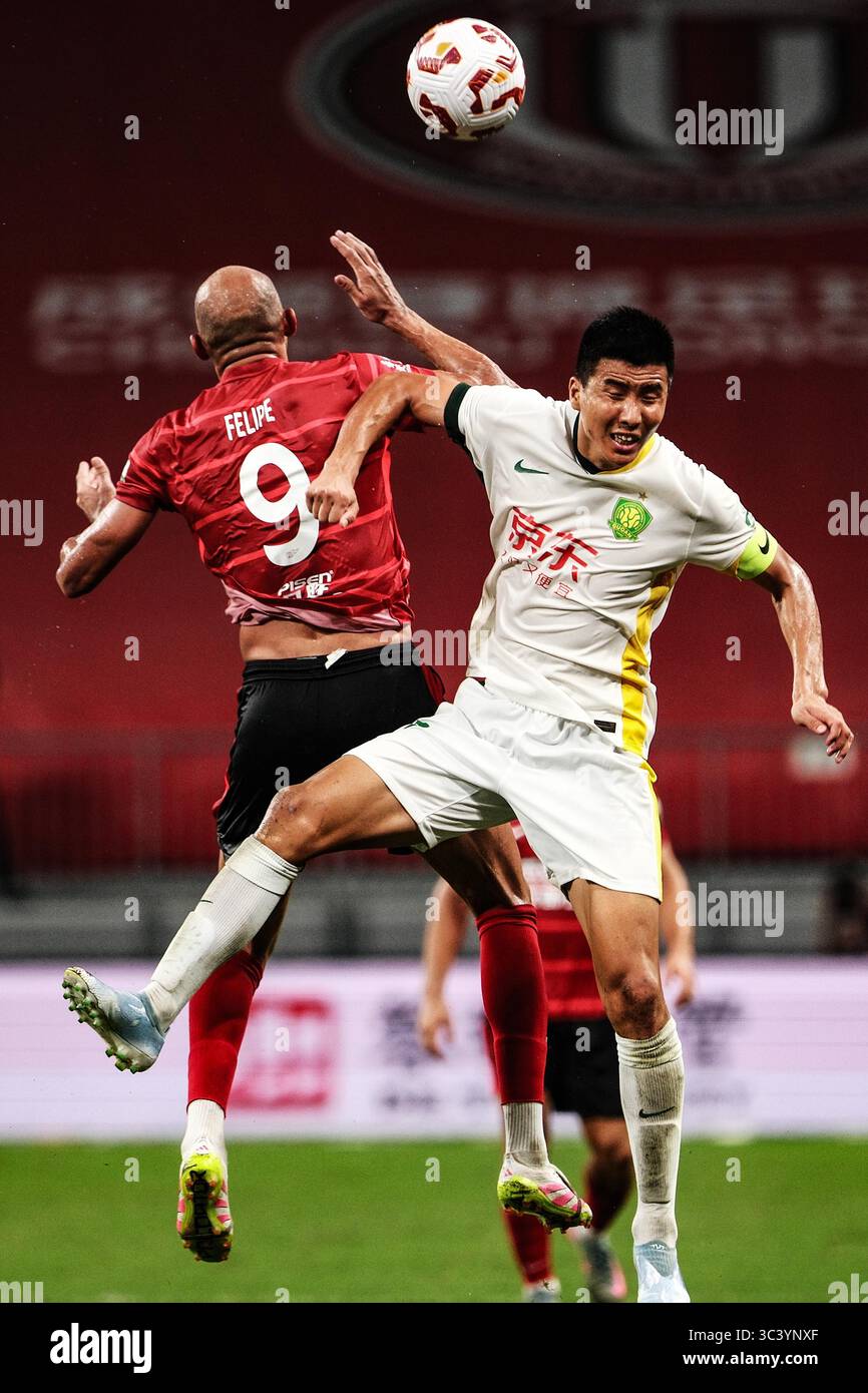 Chengdu Rongcheng Football Club defeated Beijing Guoan Football Club ...