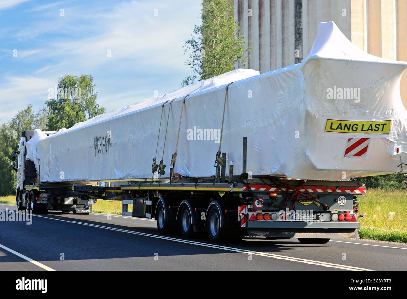 Volvo FH truck Garantrans extendable flatbed trailer transports long ...