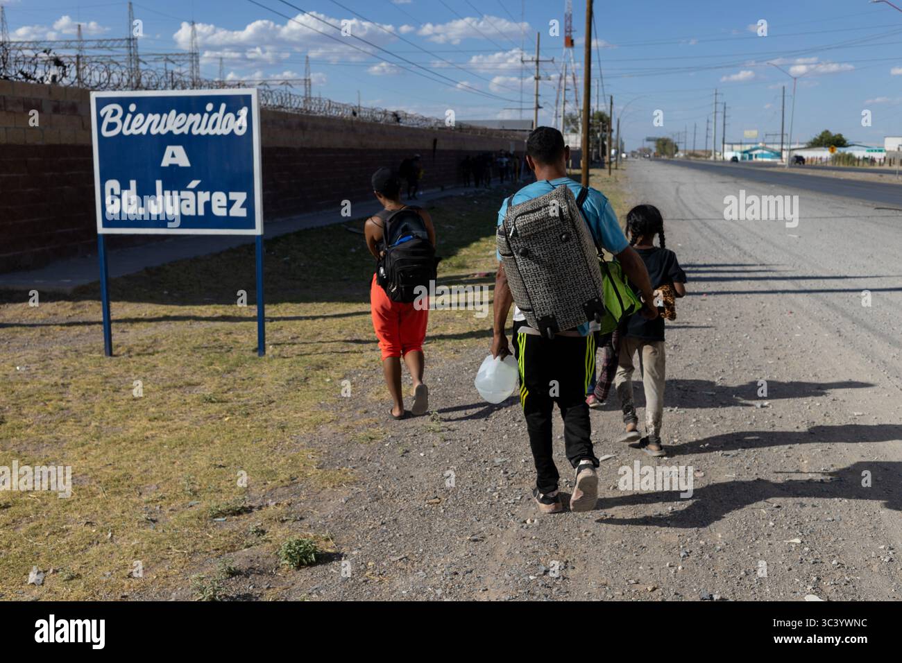 A family passes the "Bienvenidos a Cd. Ju?rez" sign, highlighting the ...