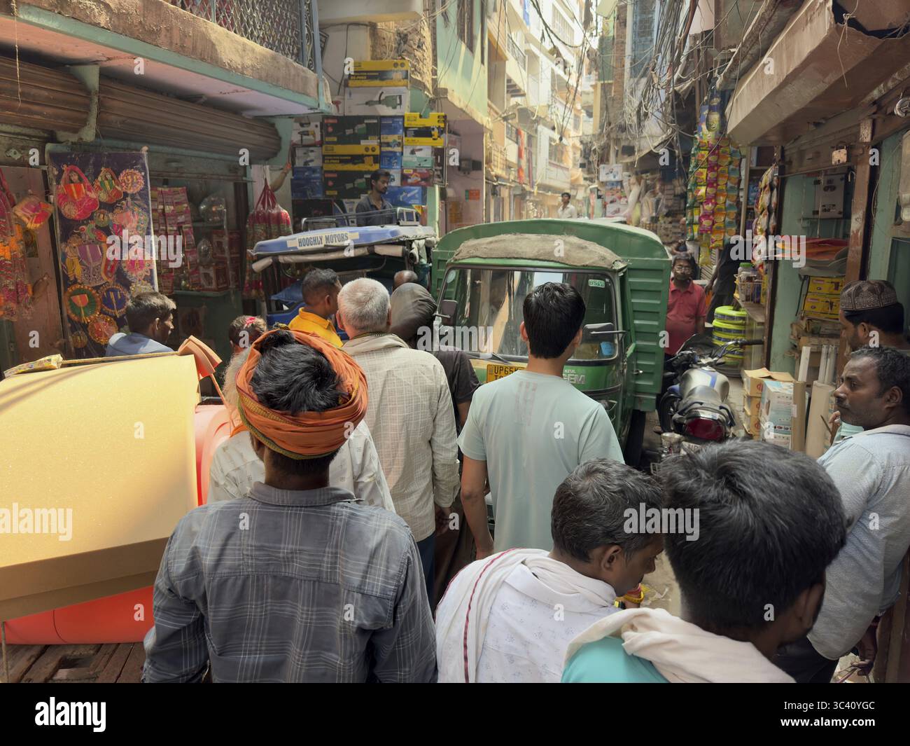 Busy street with dense crowd and vehicles in an Indian market, Varanasi ...