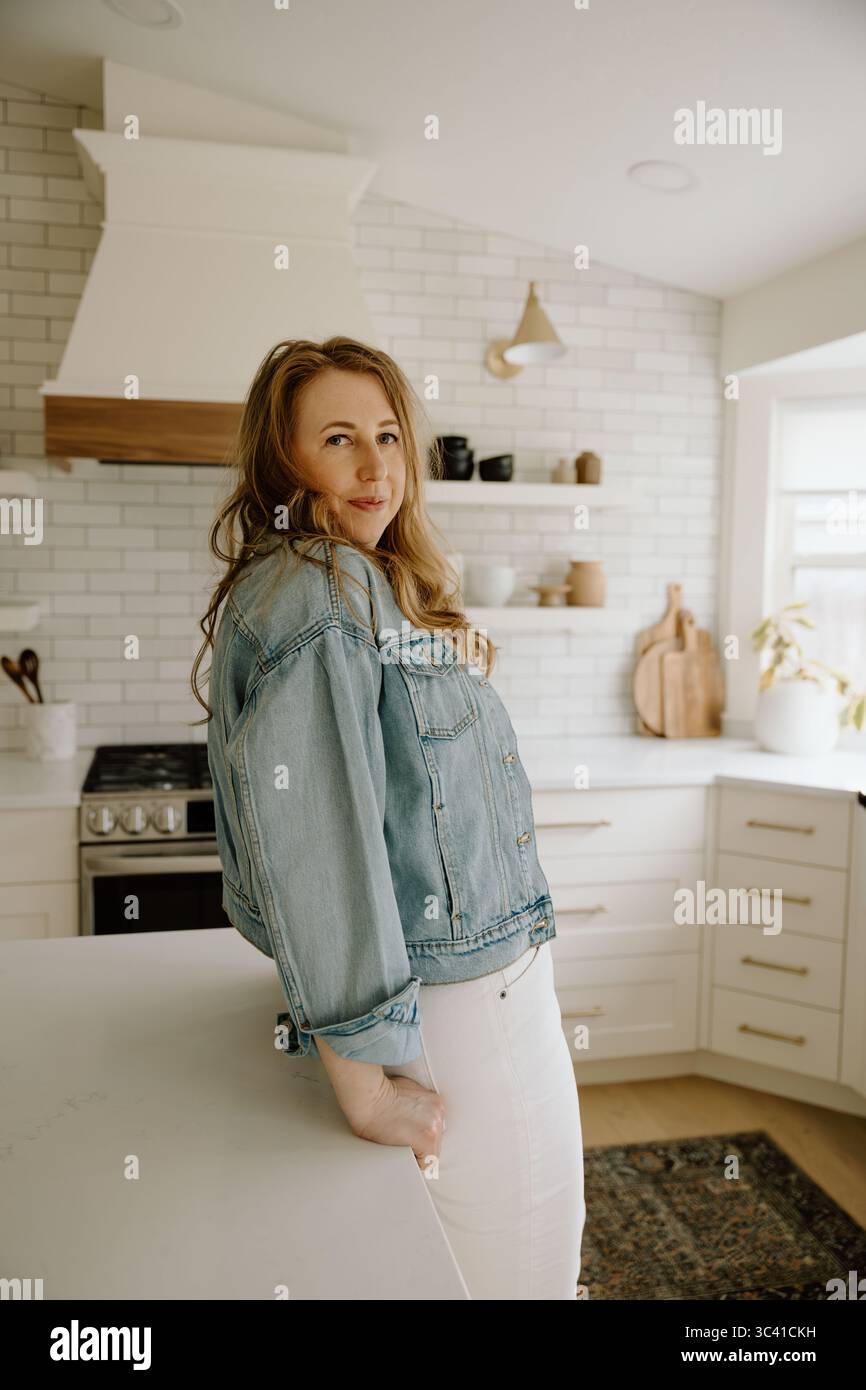 Modern neutral house woman hi-res stock photography and images - Alamy