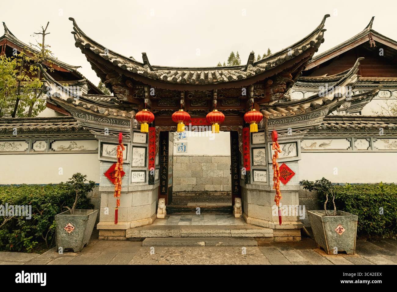 Traditional chinese house entrance gate in Yunnan Ethnical village in ...