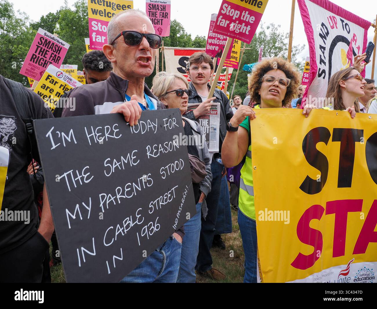 27 July 2025, UK, Epping. Around 1000 anti-racist protesters organised ...