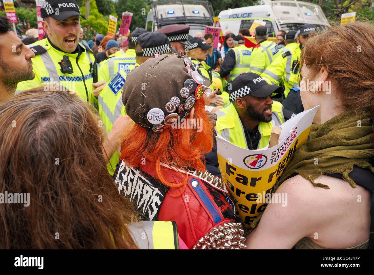27 July 2025, UK, Epping. Around 1000 anti-racist protesters organised ...