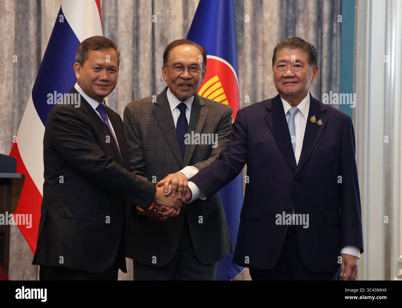 (250728) -- PUTRAJAYA, July 28, 2025 (Xinhua) -- Malaysian Prime ...