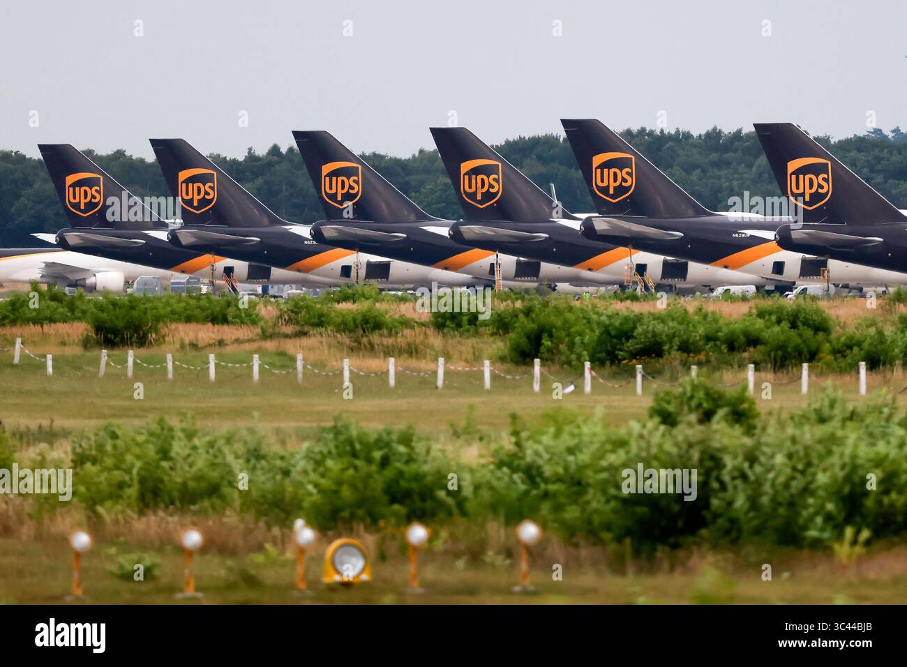 Frachtmaschinen von UPS stehen am Flughafen Köln Bonn. Themenbild ...