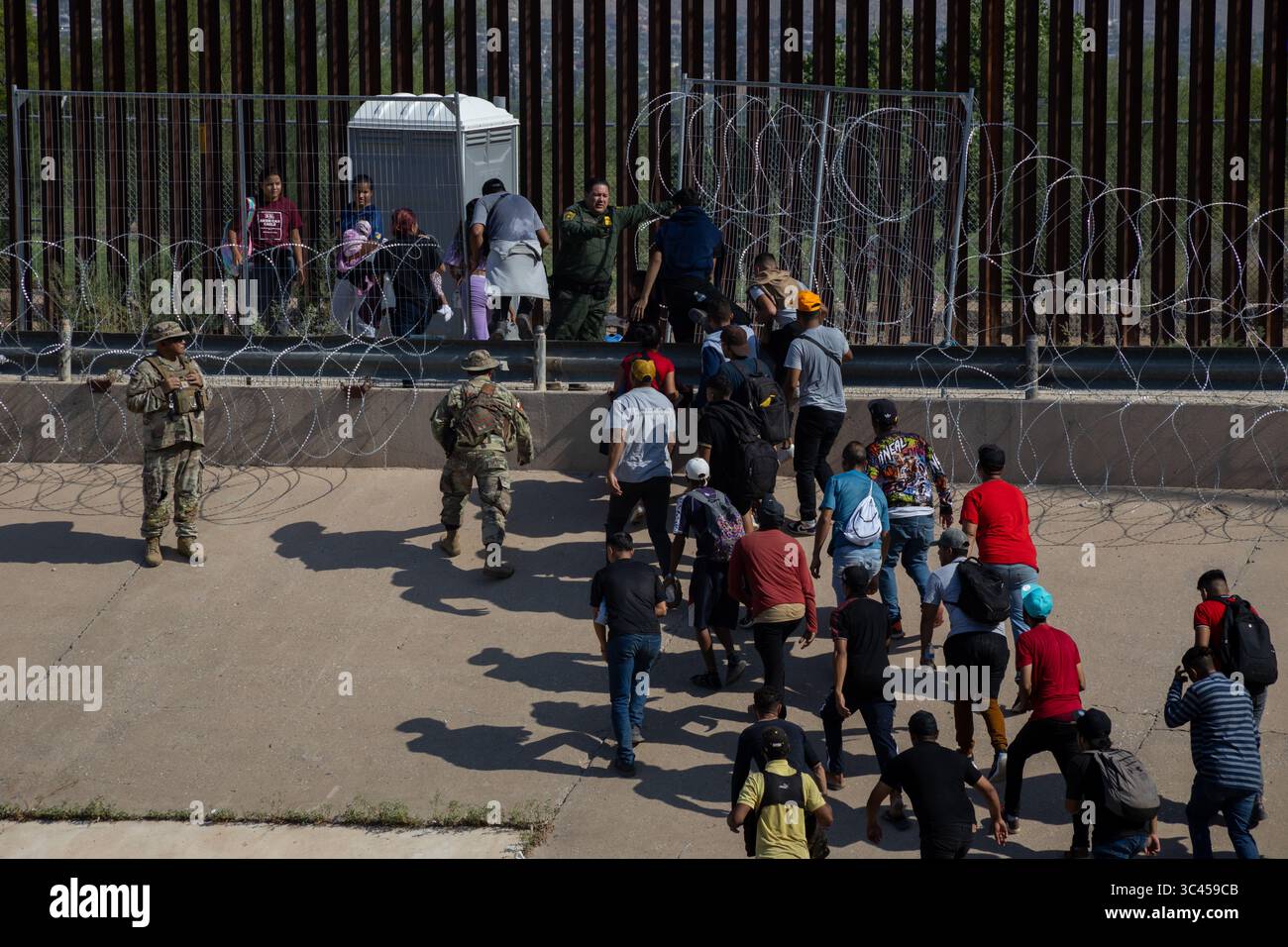 People crossing only border hi-res stock photography and images - Alamy