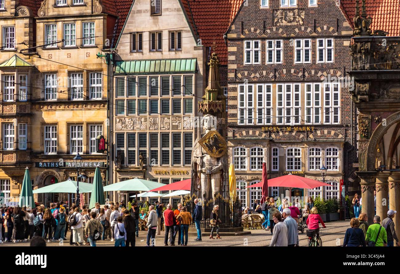 Lovely view of the busy market square in Bremen with the famous Bremen ...