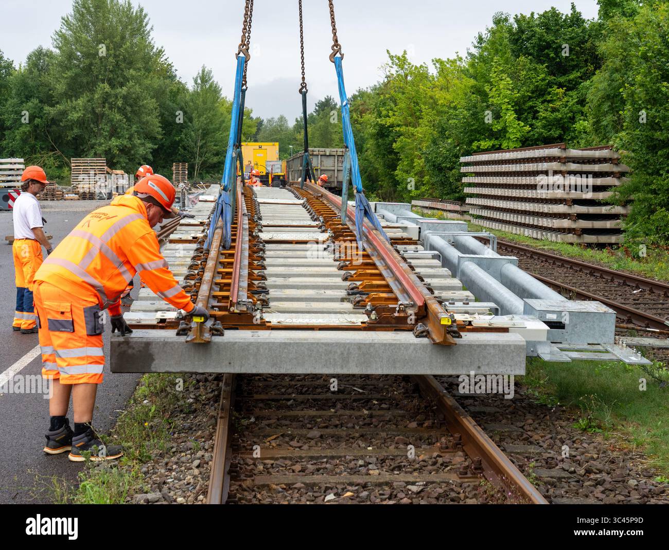 Brieselang, Germany. 28th July, 2025. With the help of a slewing ...