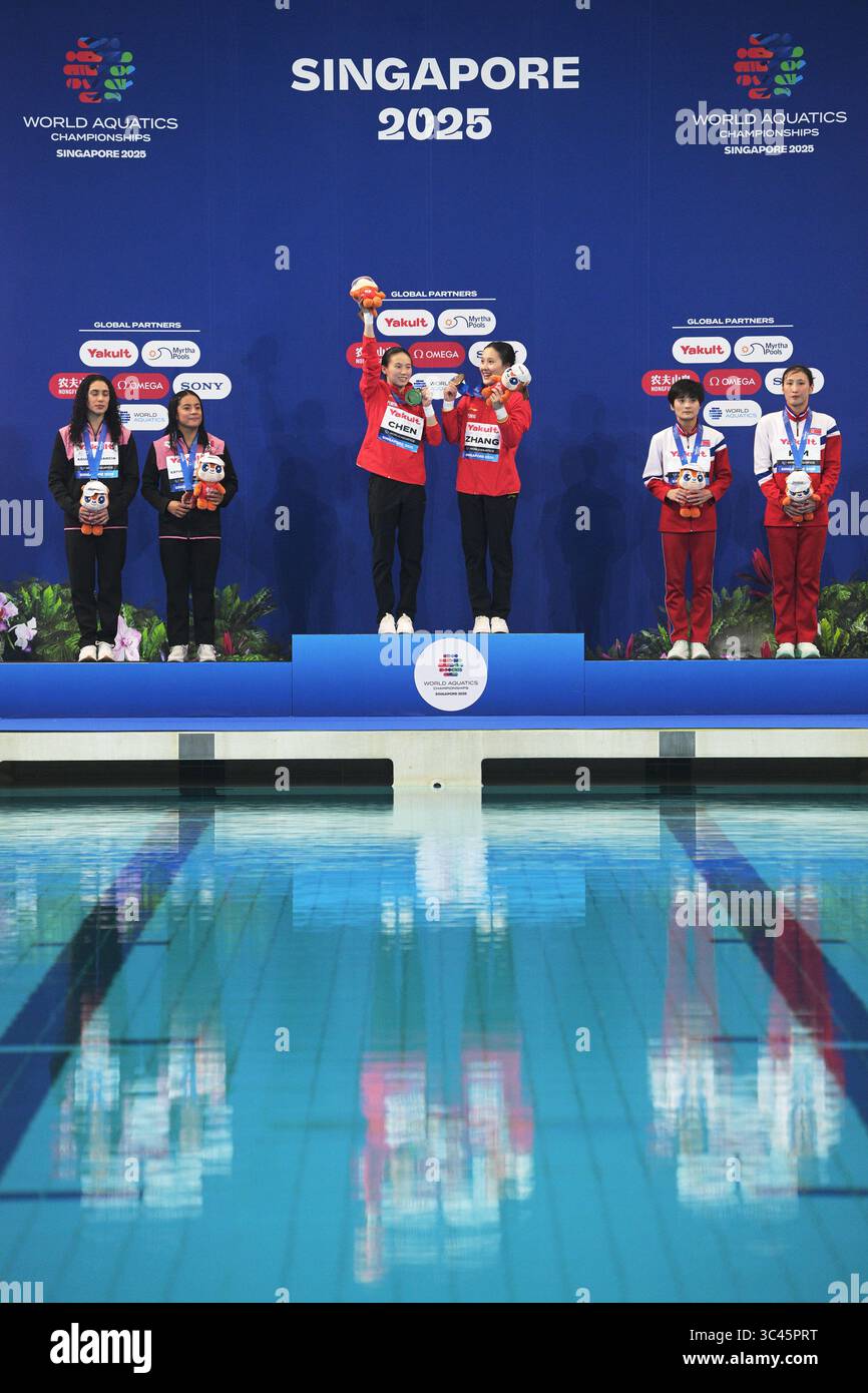 (250728) -- SINGAPORE, July 28, 2025 (Xinhua) -- Gold medalists Chen ...