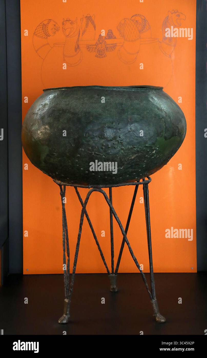 Bronze cauldron hi-res stock photography and images - Alamy
