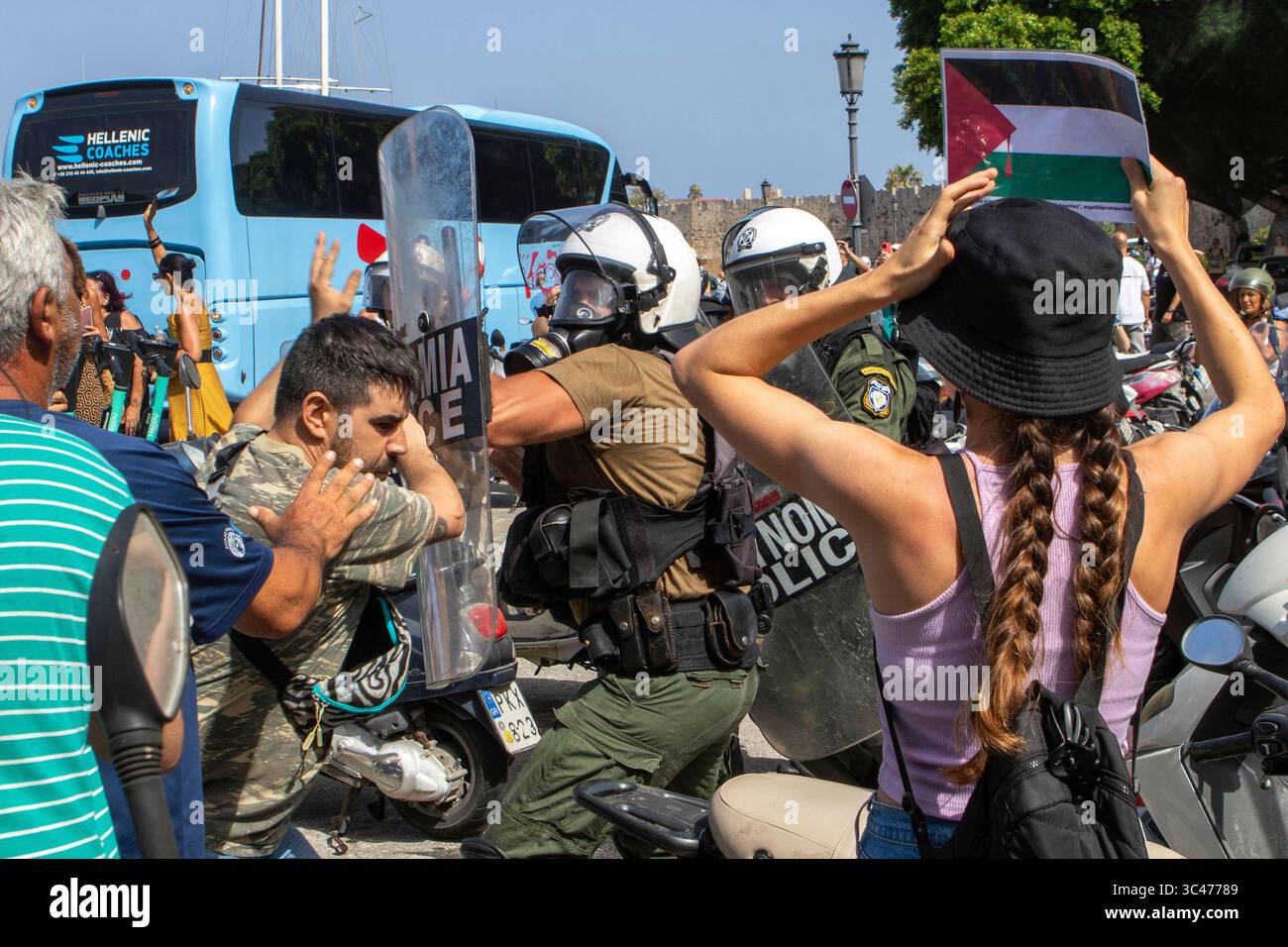 Riot police scuffle with pro-Palestinian protesters during the ...
