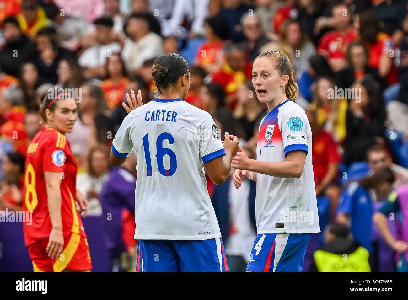 Jessica Carter (England, #16) spricht mit Keira Walsh (England, #04 ...