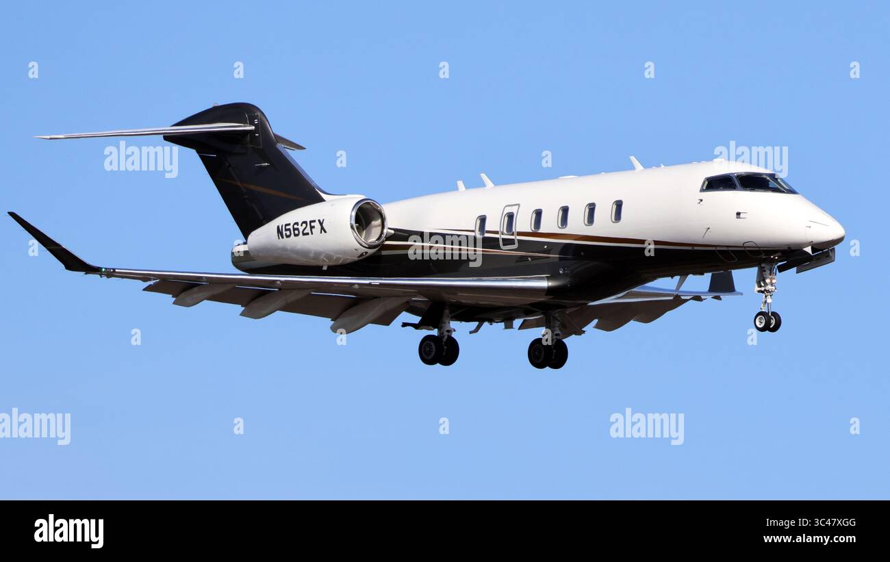 FlexJet Bombardier Challenger 350 arrives Logan International Airport ...