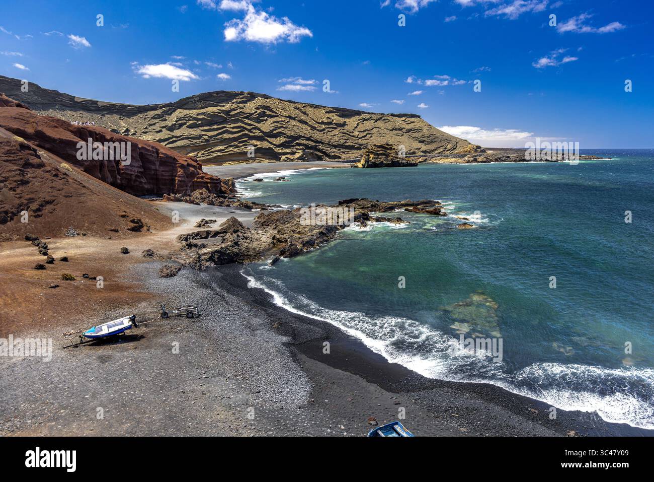 Volcanic sand beach cliffs hi-res stock photography and images - Alamy