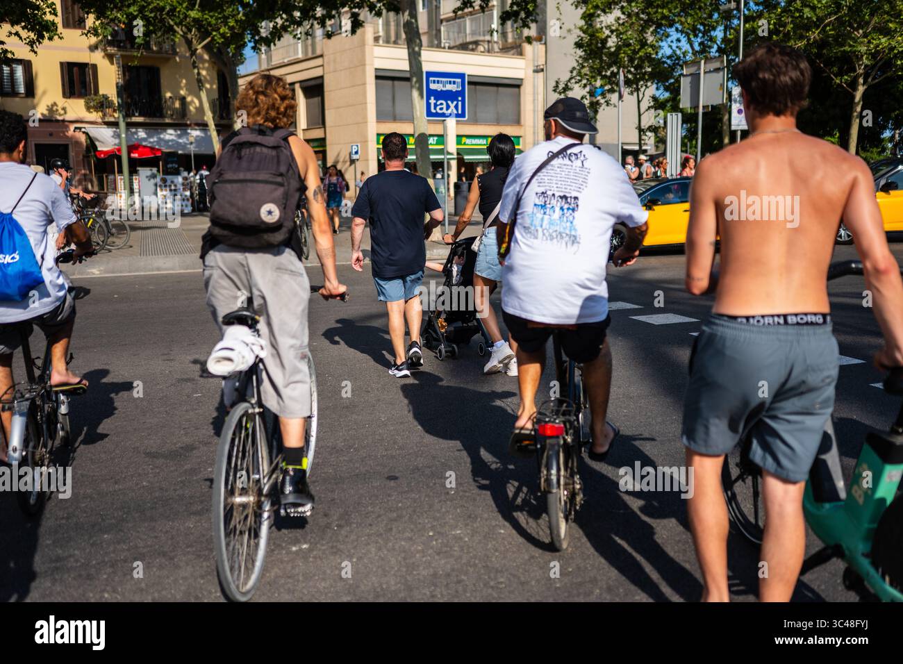 Pedestrians crossing street in urban hi-res stock photography and ...