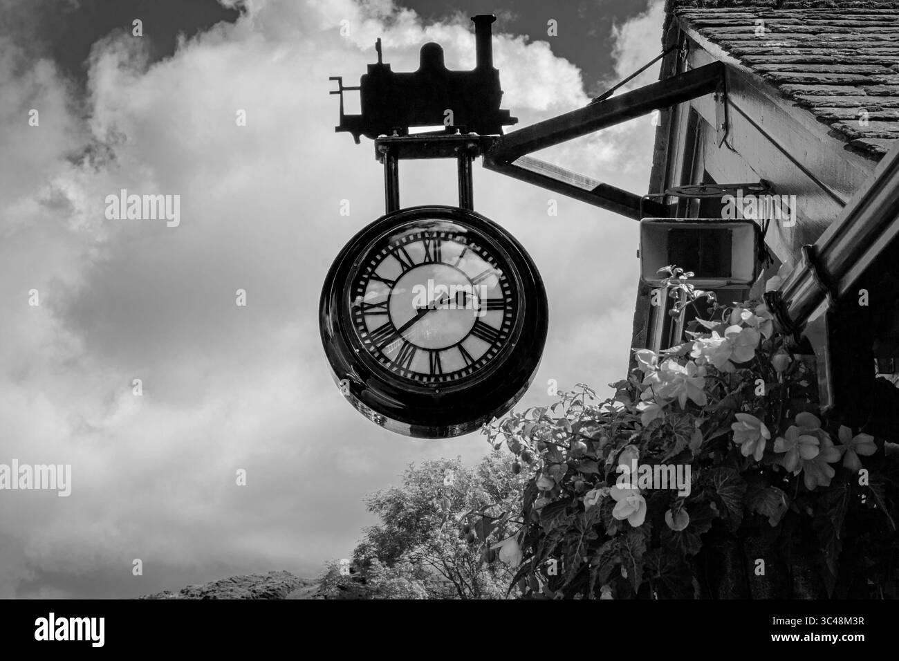 Railway station clock uk vintage hi-res stock photography and images ...
