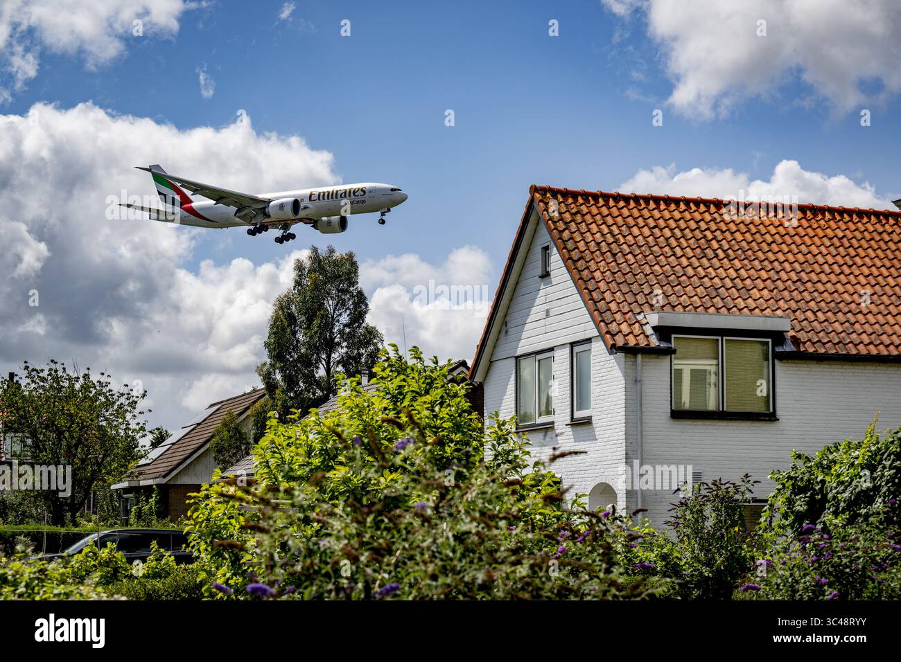 OUDE MEER - A plane flies low over homes to land , residents of schiphol airport are ...
