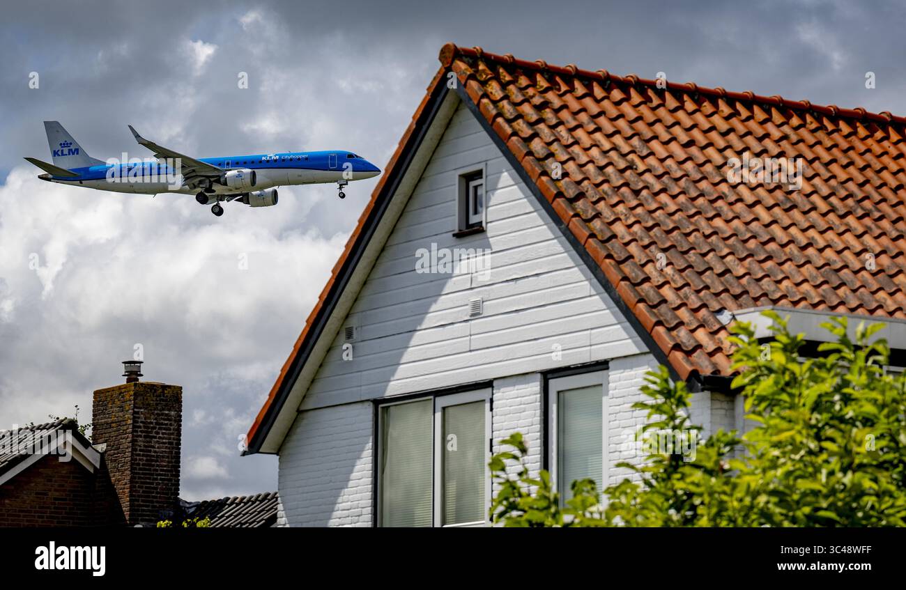 OUDE MEER - A plane flies low over homes to land , residents of schiphol airport are ...