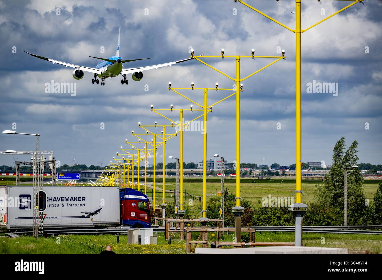 OUDE MEER - A plane flies low over homes to land , residents of schiphol airport are ...