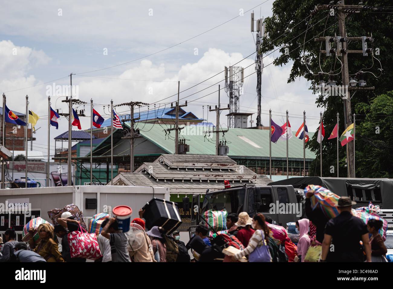 Ban Laem, Thailand. 28th July, 2025. Migrants carry their belongings ...