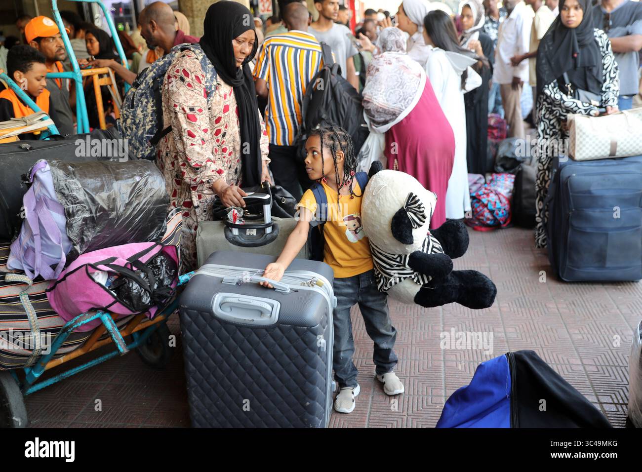 (250728) -- CAIRO, July 28, 2025 (Xinhua) -- A Sudanese girl holding a giant panda toy waits to ...