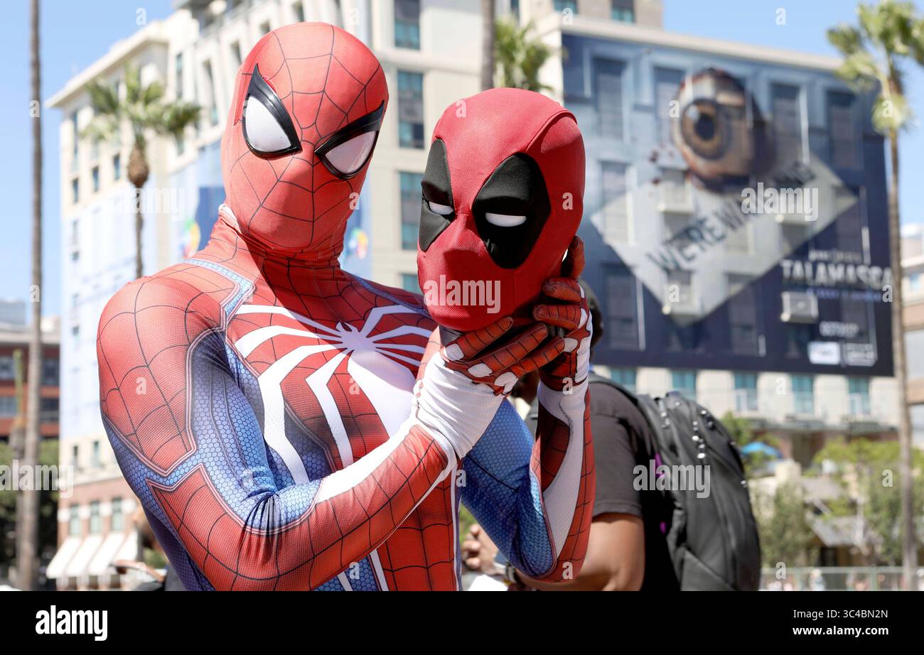 Spiderman Cosplayer mit Deadpool Kopf auf der San Diego Comic-Con International 2025 vor dem ...