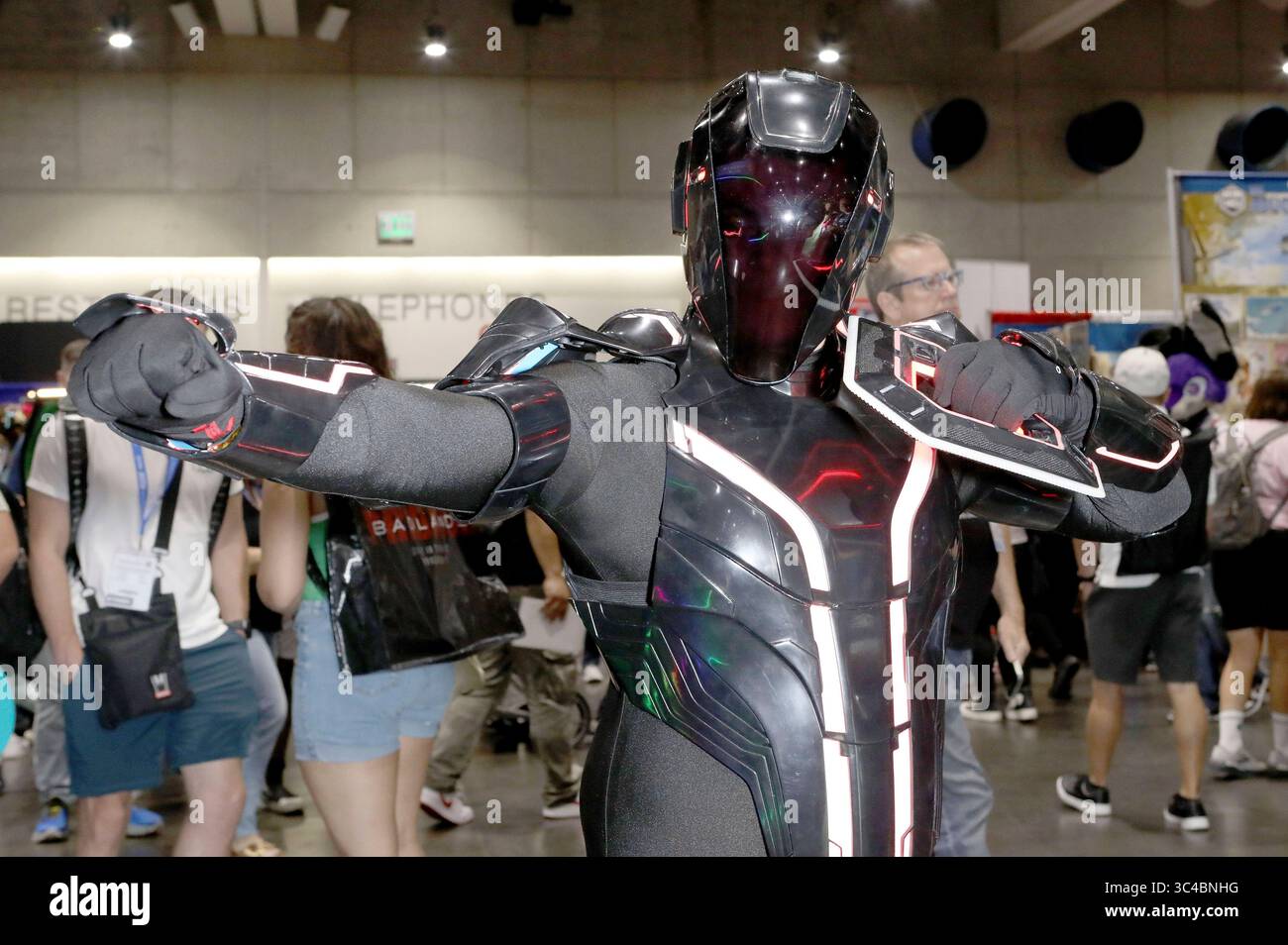 Tron Cosplayer auf der San Diego Comic-Con International 2025 im ...