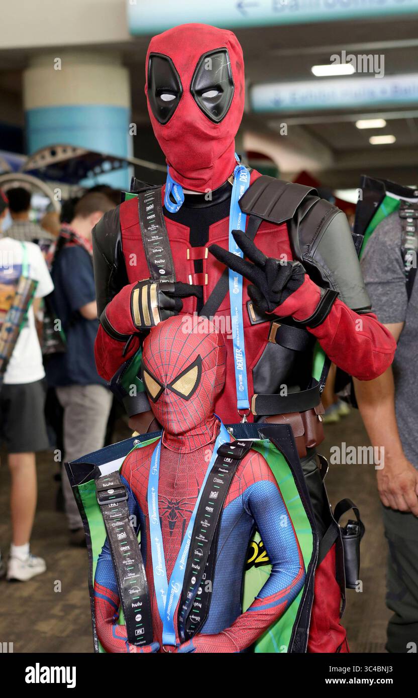 Spiderman und Deadpool Cosplayer auf der San Diego Comic-Con International 2025 im Convention ...