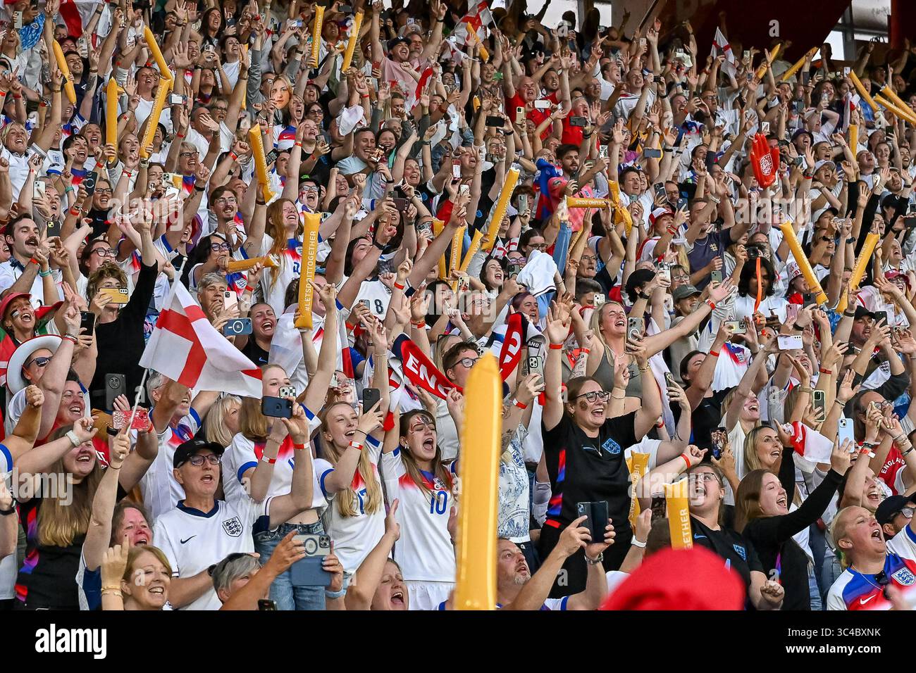englischer Fans jubeln und Feiern den EM Titel SUI, England - Spanien ...