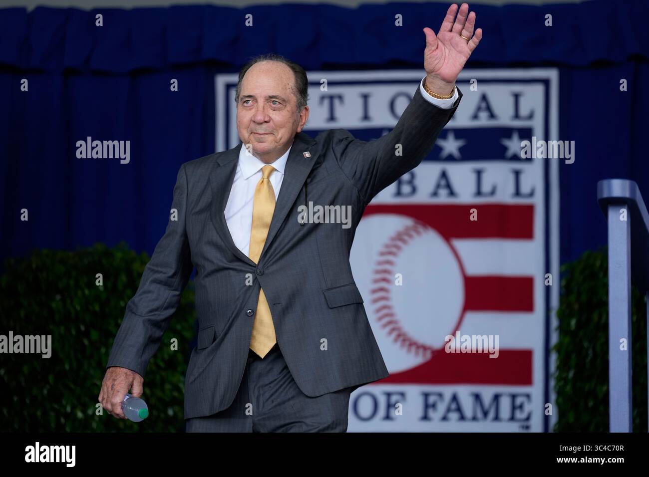 Hall of Famer Johnny Bench arrives on stage for the National Baseball ...